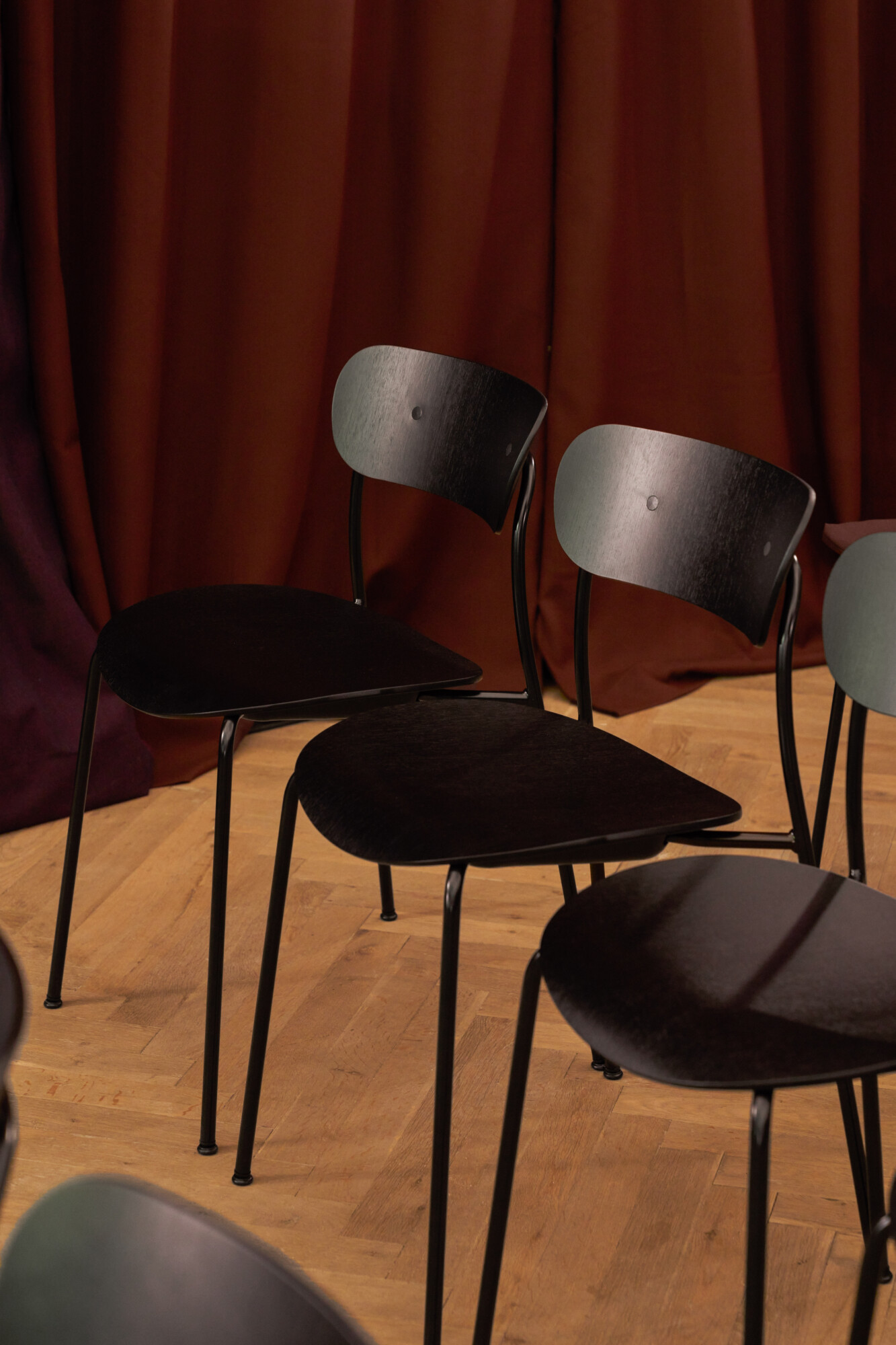 Pavilion Chair AV1, Black Base / Black Oak – Wool