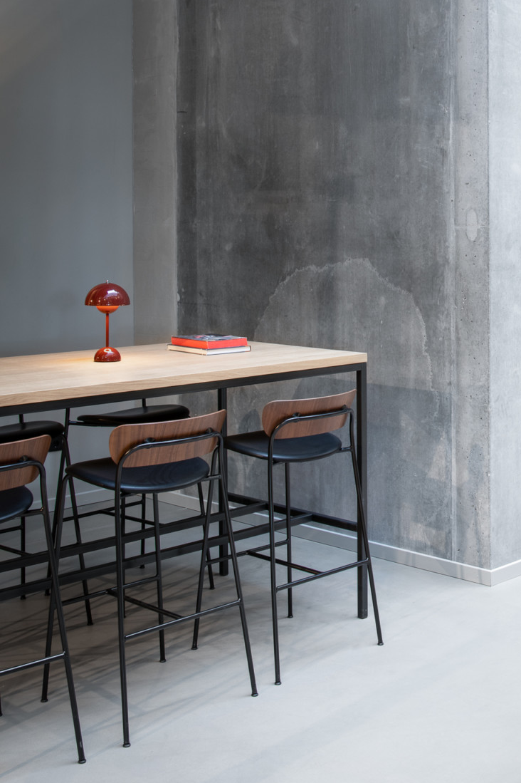 Pavilion Bar Chair AV10, Seat Upholstery, Black Base / Walnut, Vidar ...