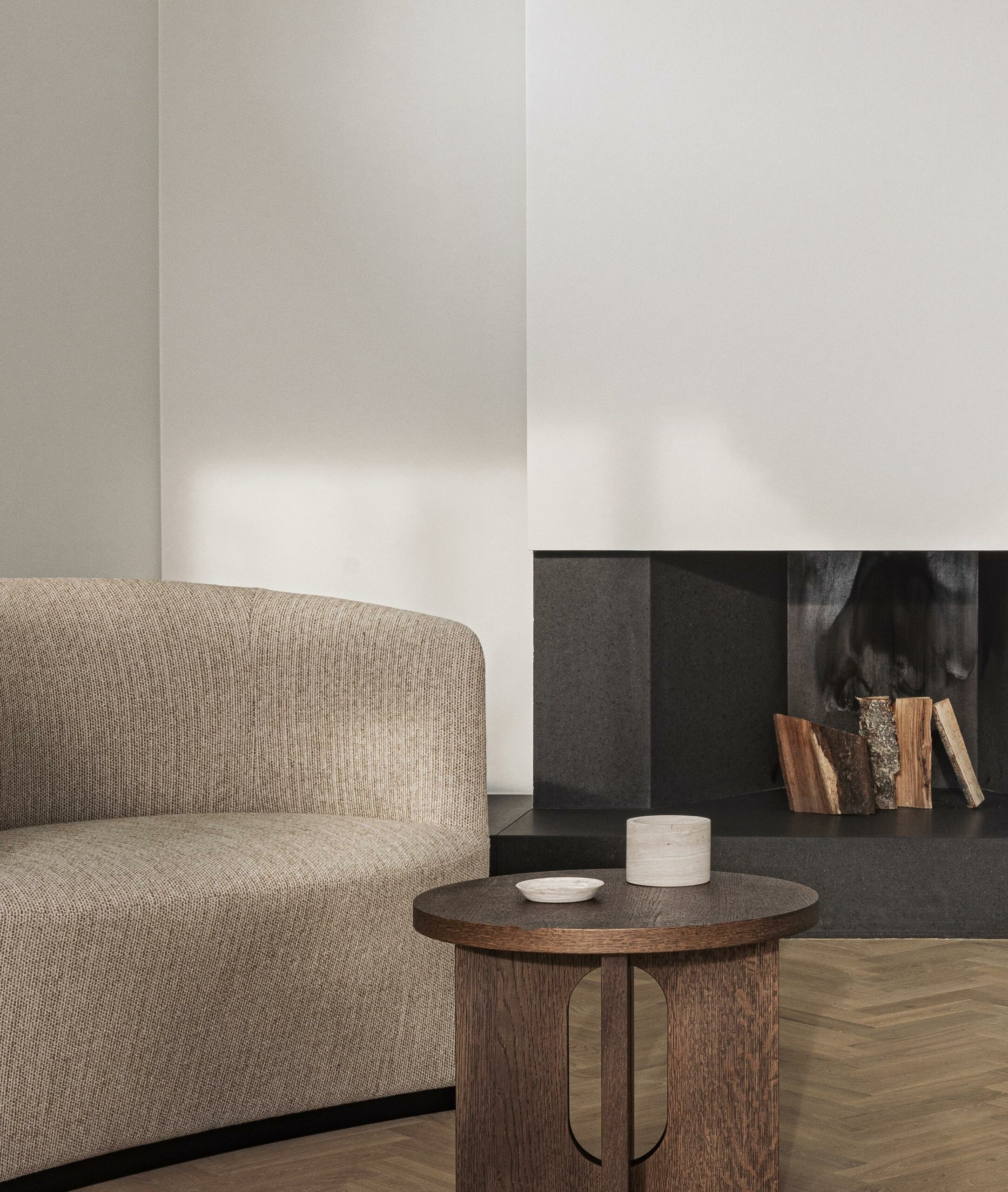 Androgyne Side Table, Dia 50, Oak Base, Oak Tabletop – Wool