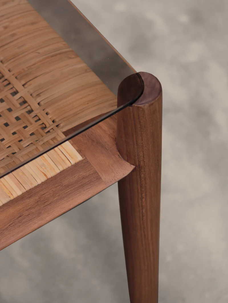 Tangāli Side Table, Natural Teak / Dark Stained Teak – Wool