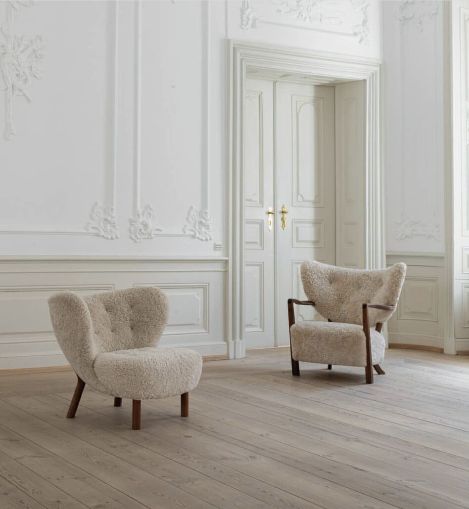 Wulff Lounge Chair ATD2 & Wulff Pouf ATD3, Sheepskin Moonlight / Oak – Wool