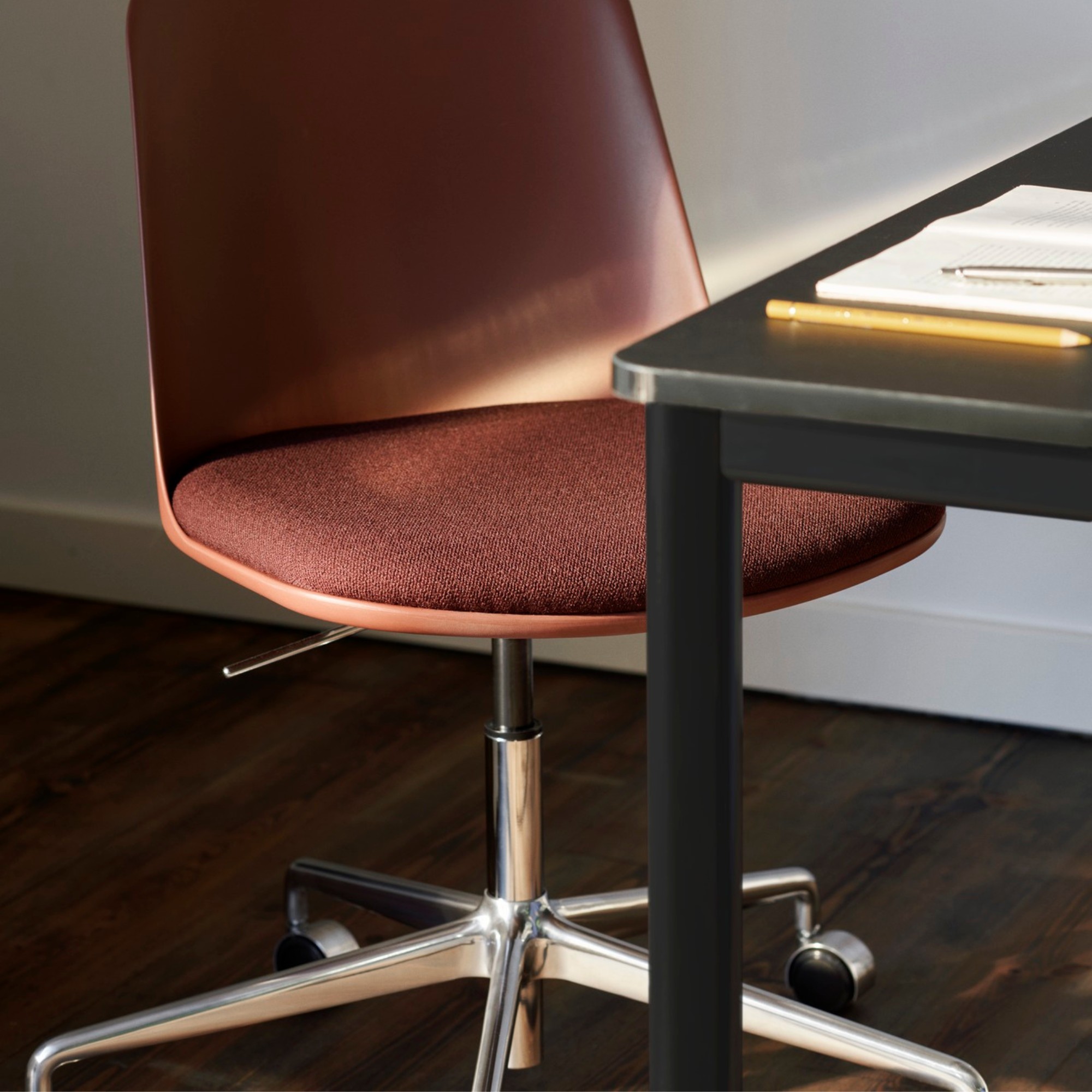 Drip Table HW60, Black Nano Laminate / Black Legs – Wool