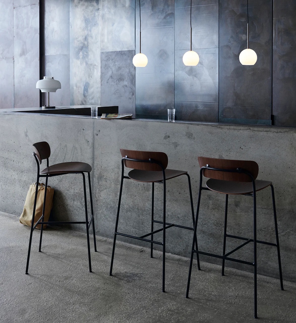 Pavilion Counter Chair AV7, Black Base / Oak – Wool