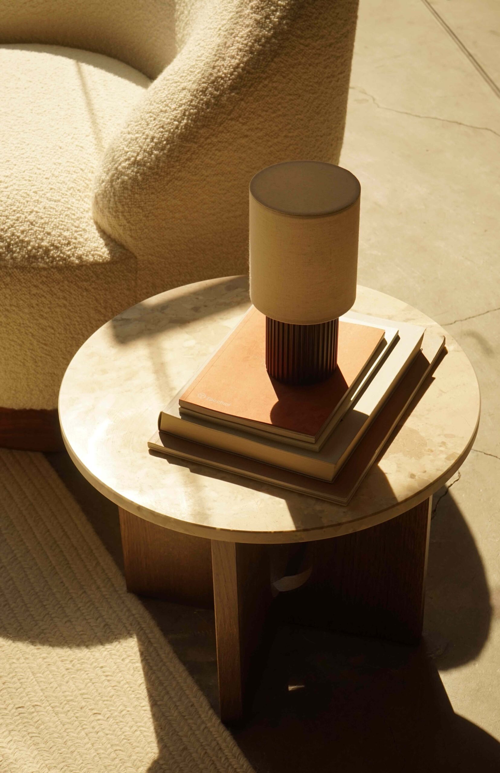 Androgyne Side Table, Dia 50, Oak Base, Kunis Breccia Tabletop – Wool