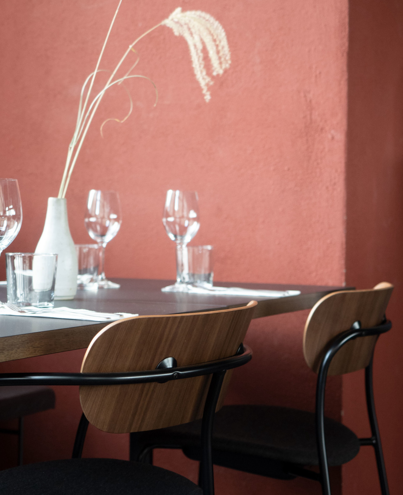 Pavilion Chair AV3, Tailor 0100, Seat Upholstery, Black Base / Oak – Wool