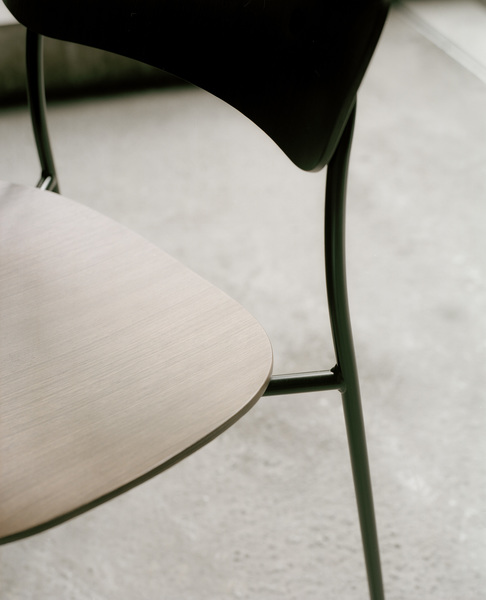 Pavilion Chair AV1, Black Base / Walnut – Wool