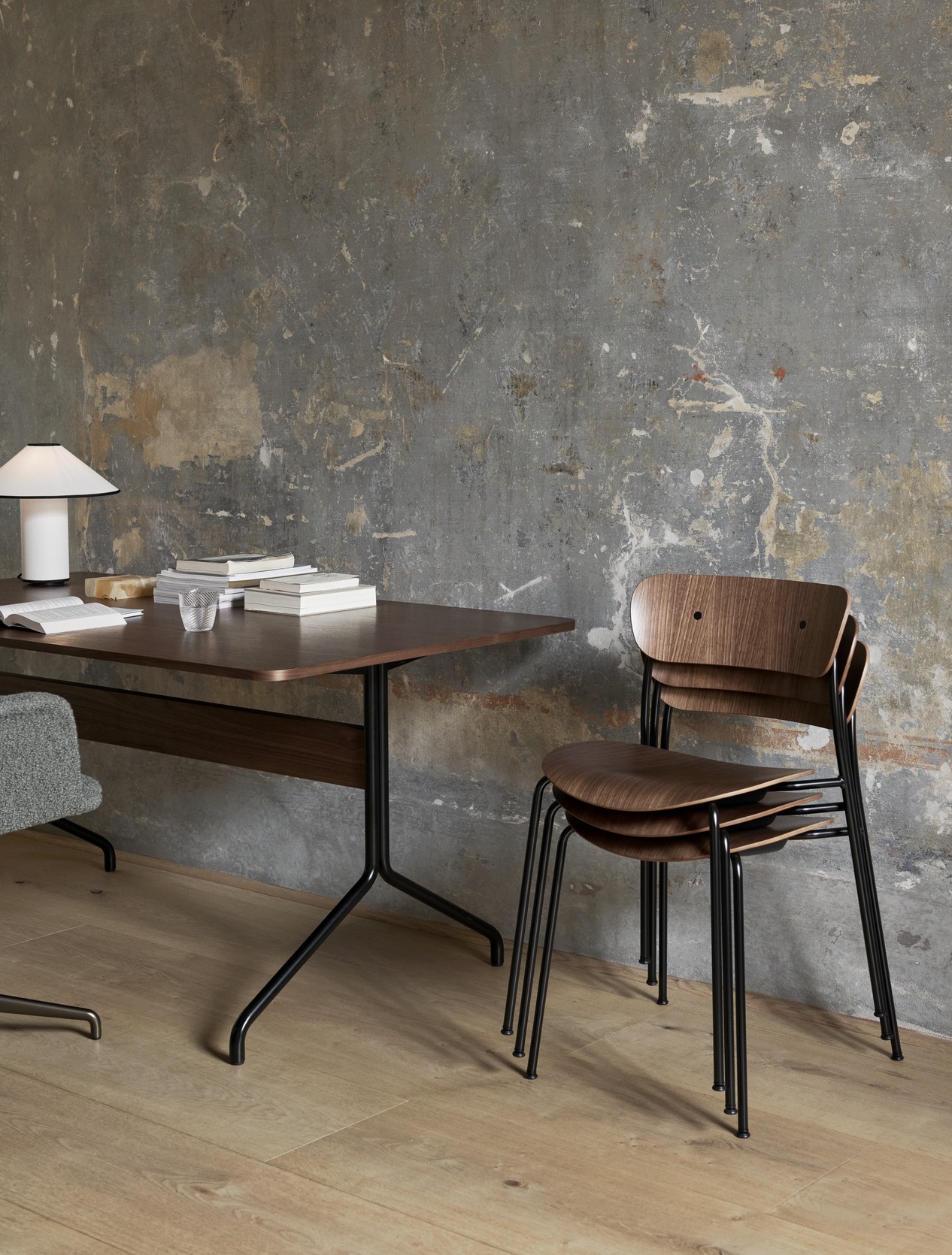 Pavilion Chair AV1, Black Base / Walnut – Wool