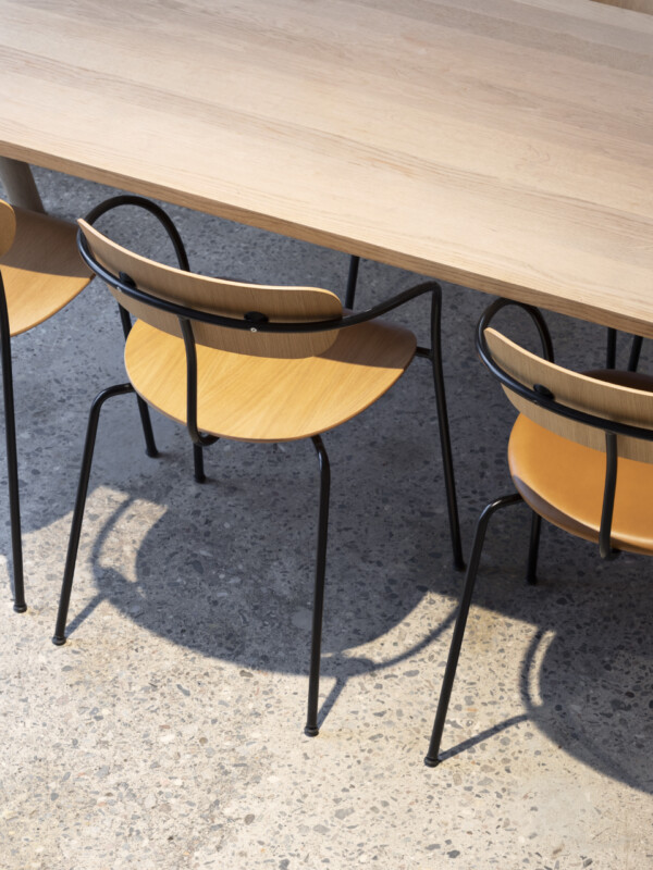 Pavilion Chair AV2, With Armrest, Black Base / Oak – Wool