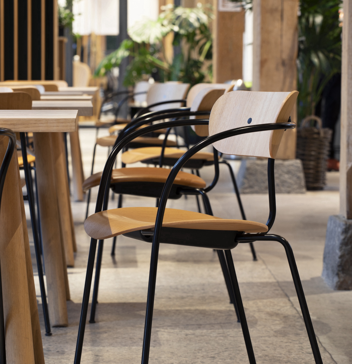 Pavilion Chair AV2, With Armrest, Black Base / Oak – Wool