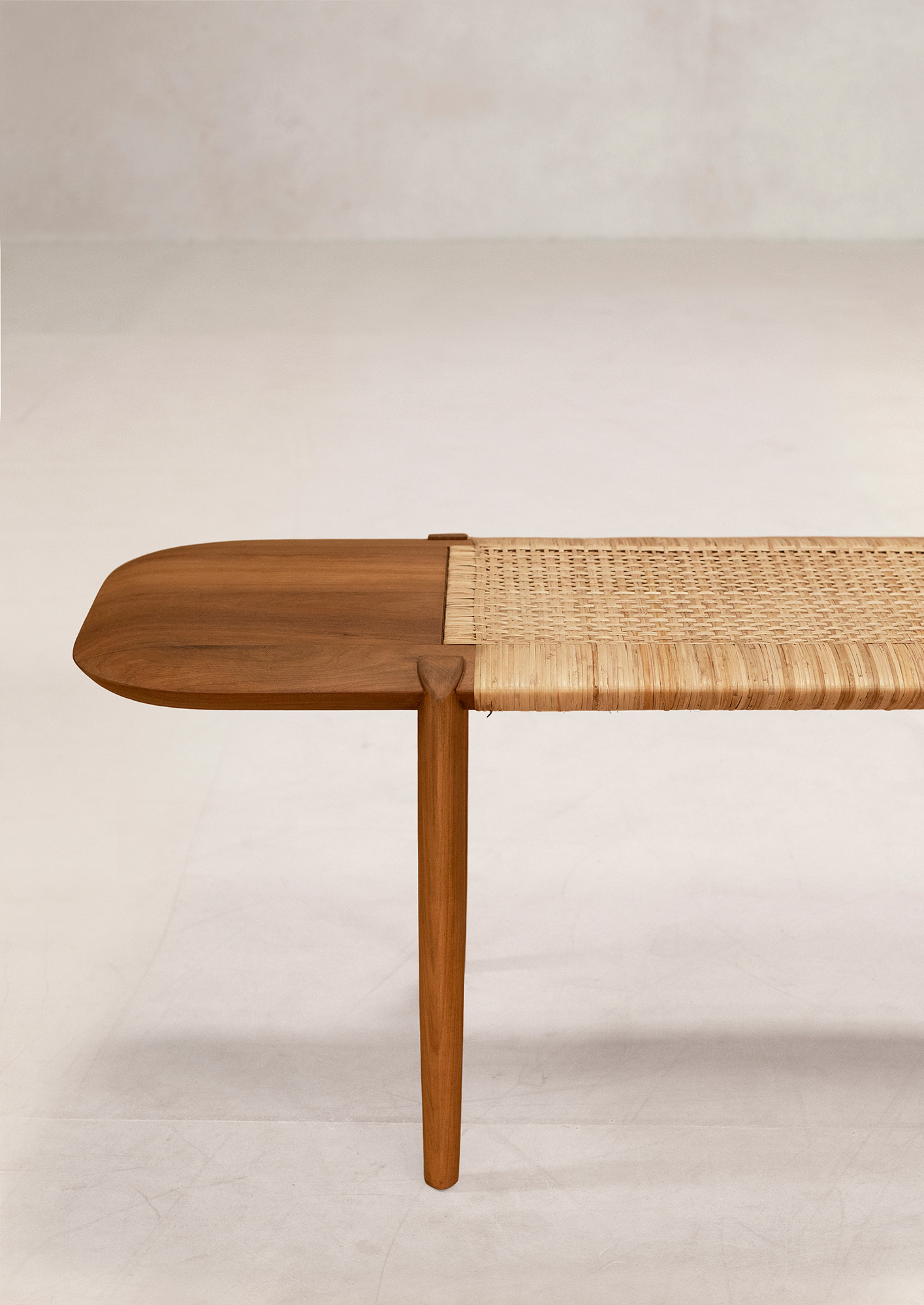 Tangāli Bench, Compact, Natural Teak / Dark Stained Teak – Wool