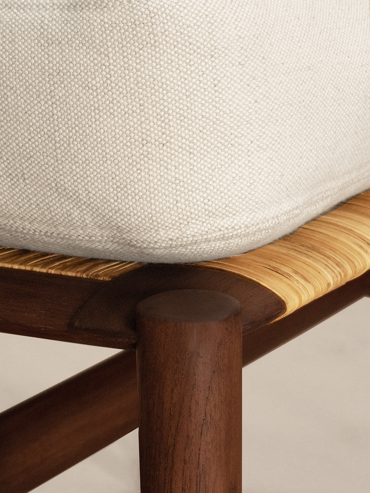 Tangāli Comfort Ottoman, Natural Teak / Dark Stained Teak – Wool