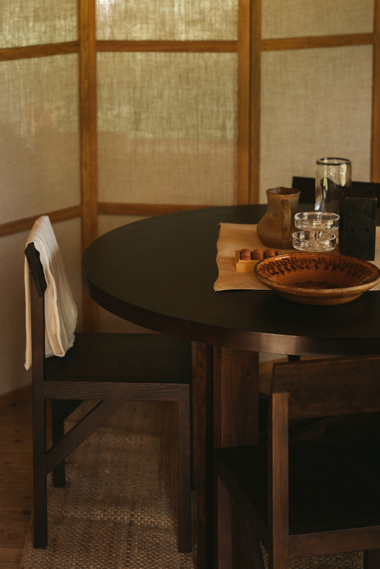 Farmhouse Trestle Table, Dia 120, Dark Oak – Wool